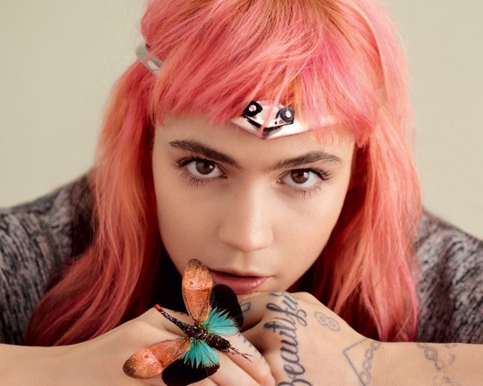 Grimes colabora com o grupo k-pop Loona no single "Love4Eva"