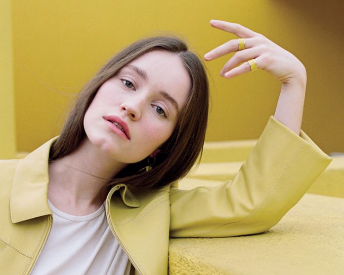Sigrid acerta em sua fórmula pop e encantadora no single "Schedules"