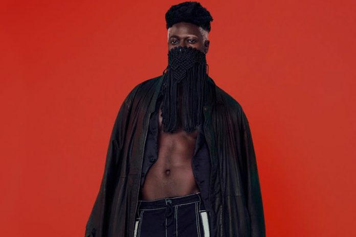 Moses Sumney mostra videoclipe intimista de "Keeps Me Alive"