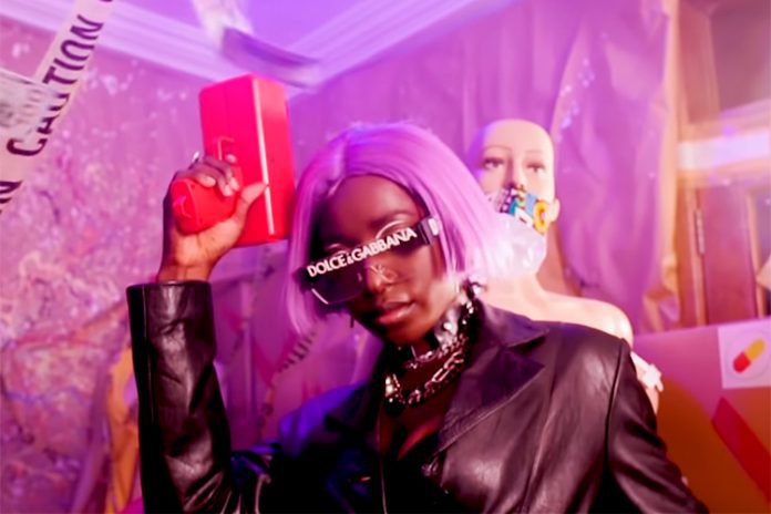 Amaarae celebra independência no clipe de "SAD GIRLZ LUV MONEY"